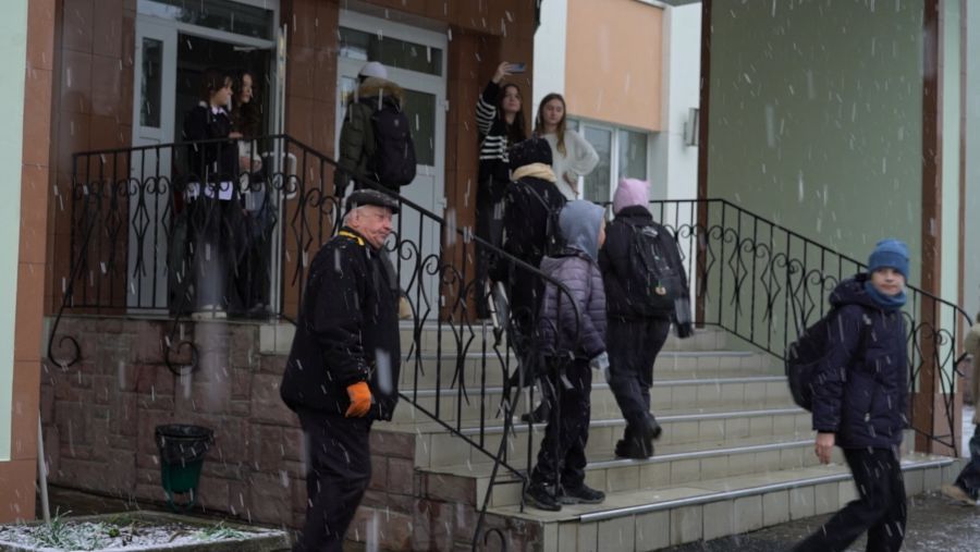 70-літній двірник ліцею імені Бахматюка працює з любов’ю :: ВІКНА ...