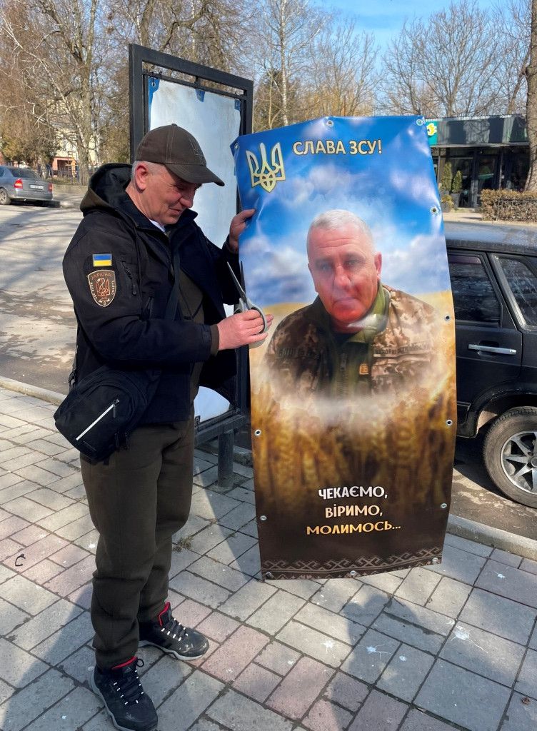 Повернувшись з полону, Василь Казимірко зняв свій банер з Алеї зниклих ...