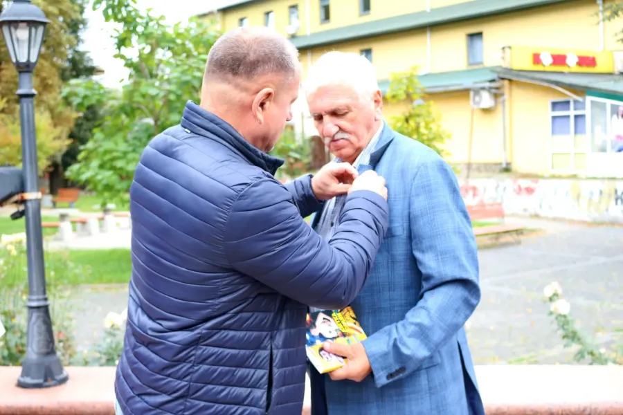 На Прикарпатті письменнику Василю Бабію вручили нагрудний знак лауреата премії Князь роси