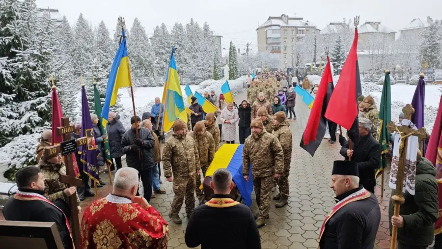 На Франківщині попрощались з 27-річним бійцем "Азову" Віктором Самойловим. Читайте на UKR.NET